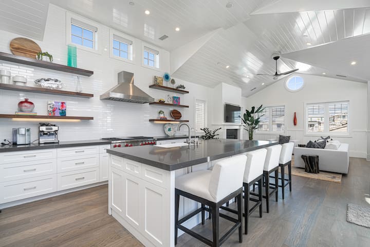 Coastal Luxury Retreat W/ Stunning Rooftop Deck - Newport Beach, CA