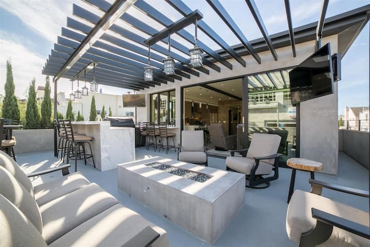 High End Luxury Near The Bay & Beach - Newport Beach, CA