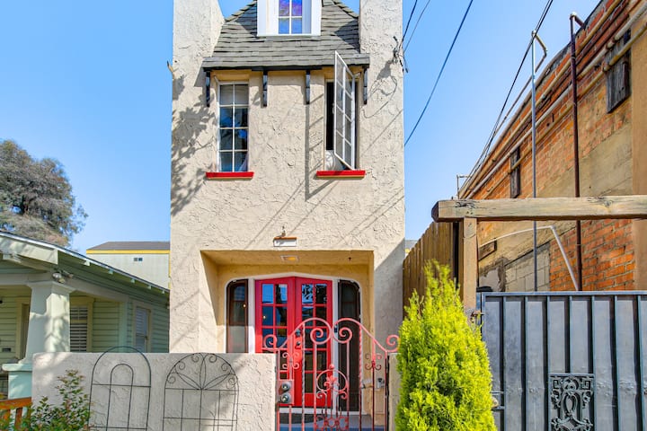 Unique Historic Home W/ Rooftop Deck In Long Beach - Long Beach, CA
