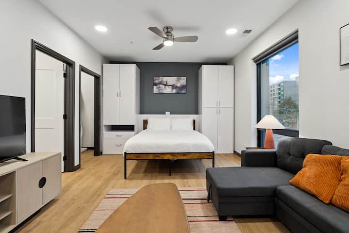 Cozysuites Mass W/ Parking, Lounge & Roof Deck #24 - Irvington Historic District, IN