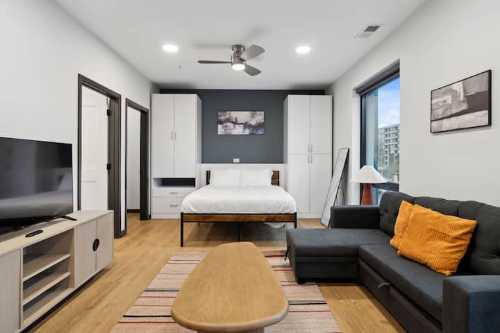 Cozysuites Mass W/ Parking, Lounge & Roof Deck #25 - Indianapolis, IN