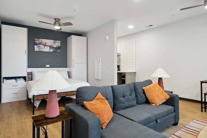 Cozysuites Mass W/ Parking, Lounge & Roof Deck #38 - Mars Hill, IN