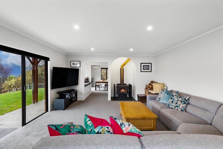 Four Bedroom Two Bathroom Lake View Family Home - Queenstown, New Zealand