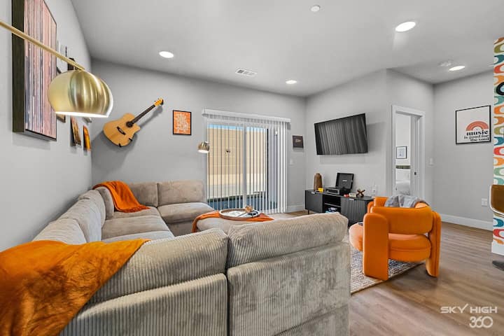 Cozy Luxury Apt, Gym, King Bds, Comfy Sectional - Rogers, AR