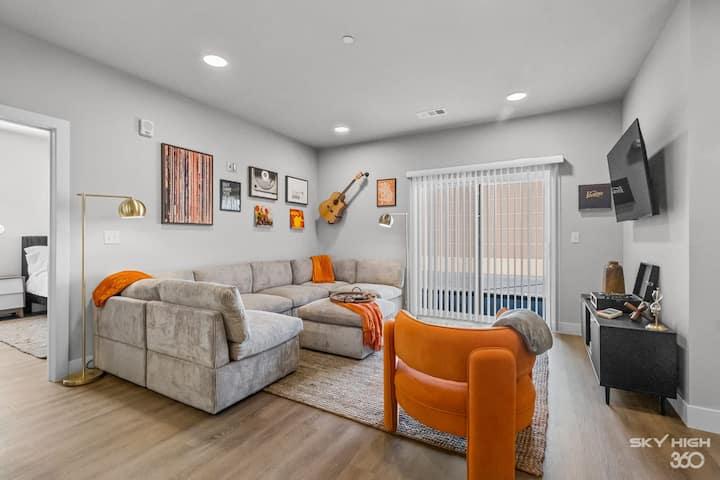 Cozy Apt, Gym, King Bds, Sectional, Open Pool - Rogers, AR