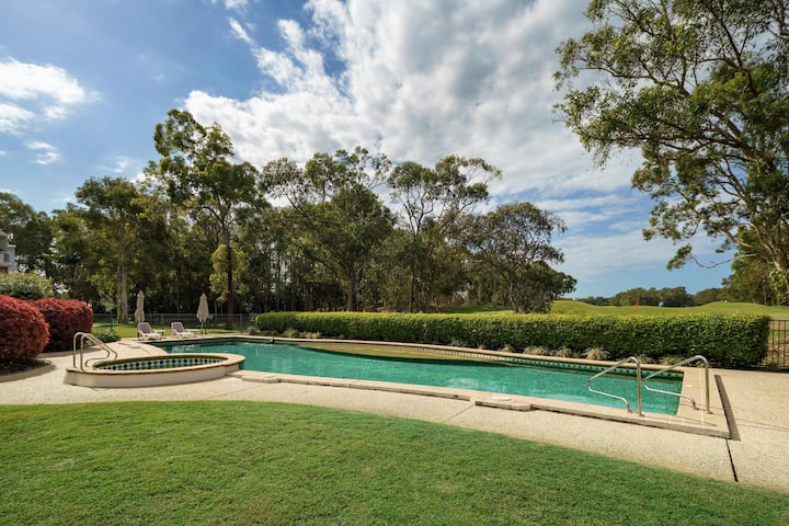 Golf Getaway Close To The Beach In Twin Waters - 