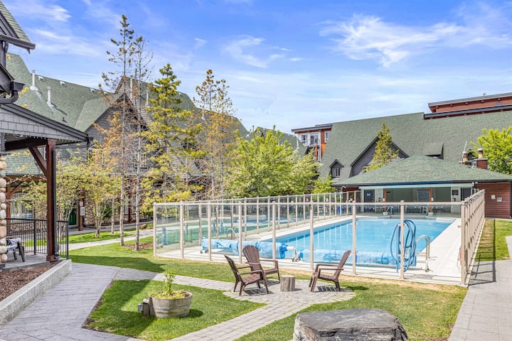 Cedar Mtn Chalet ! Pool &Hot Tub! Pet Friendly! Mo - Canmore