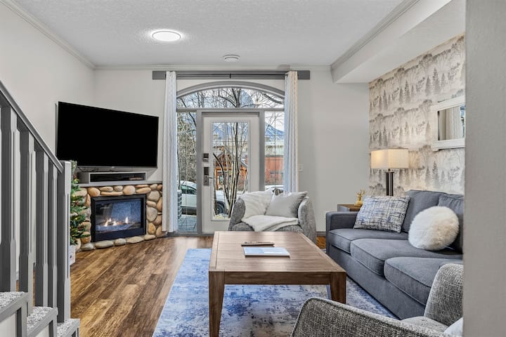 Cedar Mountain Chalet - Pool & Hot Tub - Canmore