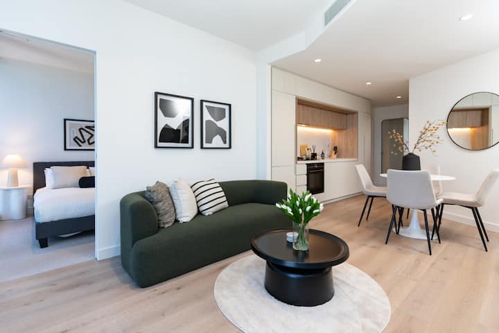 Amazing Pool! West Side Luxe 2b2b +Pool Gym Sauna - Melbourne