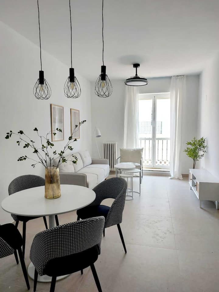 Loira Alfonso: Bright Apartment On A Main Street - Zaragoza, España