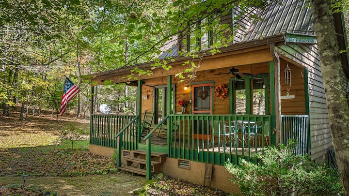 Suite Retreat-fireplace, Hot Tub, & Fire Pit - Mentone, AL
