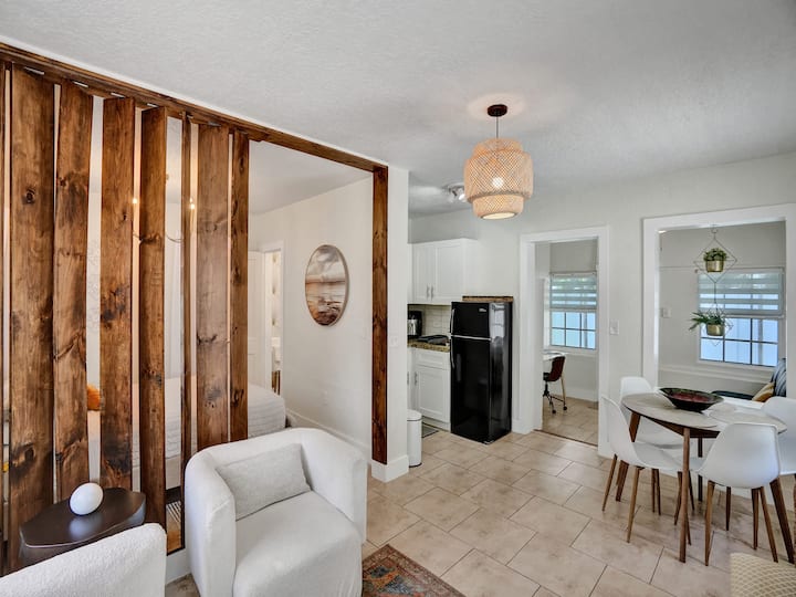 Stylish Modern Studio 1 - Dania Beach, FL