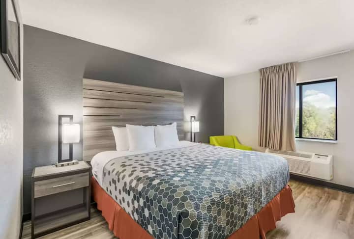 Convenient Room Right Off I-35 | Downtown Access - Des Moines, IA