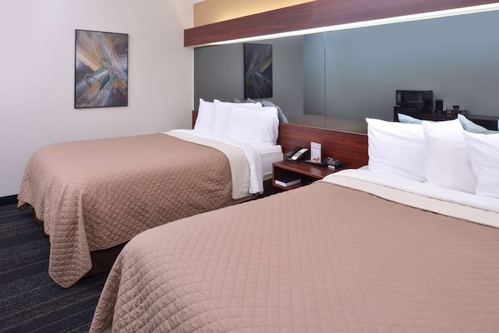 Two Budget Rooms: Gateway Near Downtown - Maryville, MO