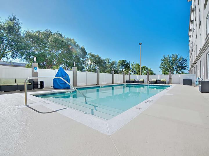 4 Kid-friendly Rooms W/ Pool & Theme Park Access - Orlando, FL