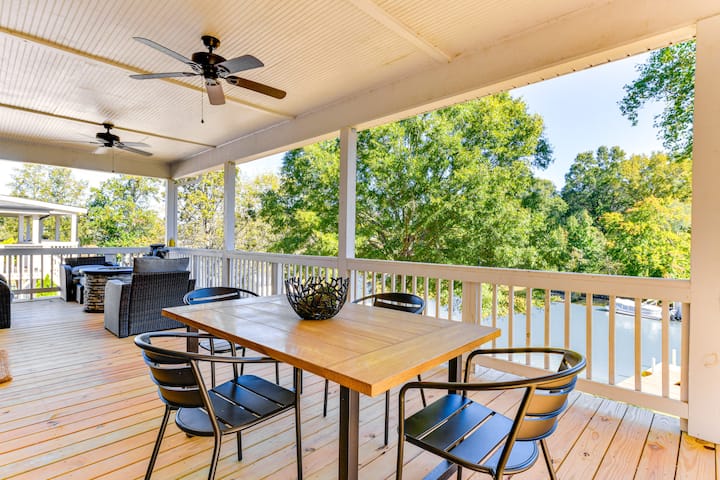 Waterfront Lake Hickory Retreat W/ Private Dock! - Lake Hickory, NC