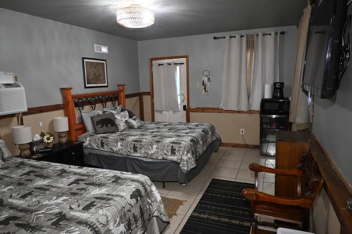 Hotel Oasis W/ Outdoor Kitchen! - Fall River Lake, KS