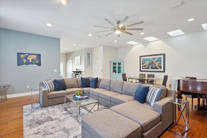 House In The Heart Of Downtown Cocoa Beach - Cocoa Beach, FL