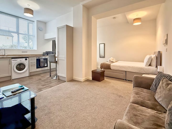 Modern New Redeveloped Studio Apartment In Clacton - Clacton Beach