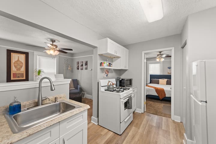 Gordon Square Gem | Cozy 2br Near Dining & Shops - Cleveland, OH