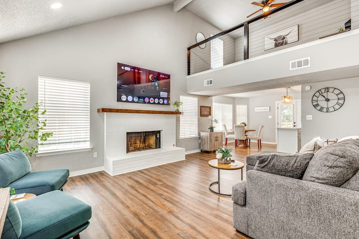 Modern Mobile Home W/ Deck & Fully Fenced Yard! - Mobile, AL