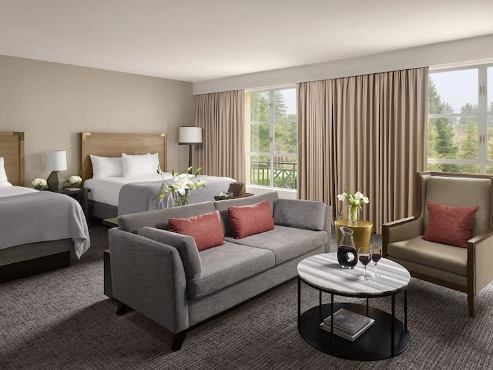 Santa Rosa Urban Retreat |Outdoor Pool. Restaurant - Santa Rosa, CA