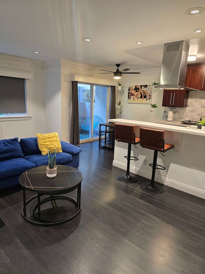 Cozy 1 Bed + 1 Bath + Patio Santa Monica Blvd. - Santa Monica, CA