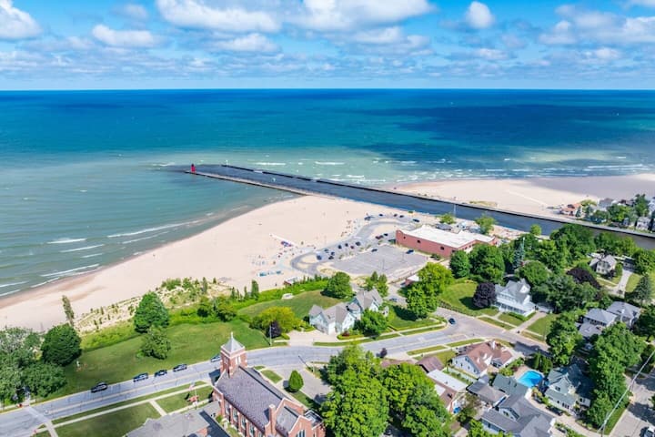 Walk To The Beach! - Free Parking - Fire Pit - South Haven, MI