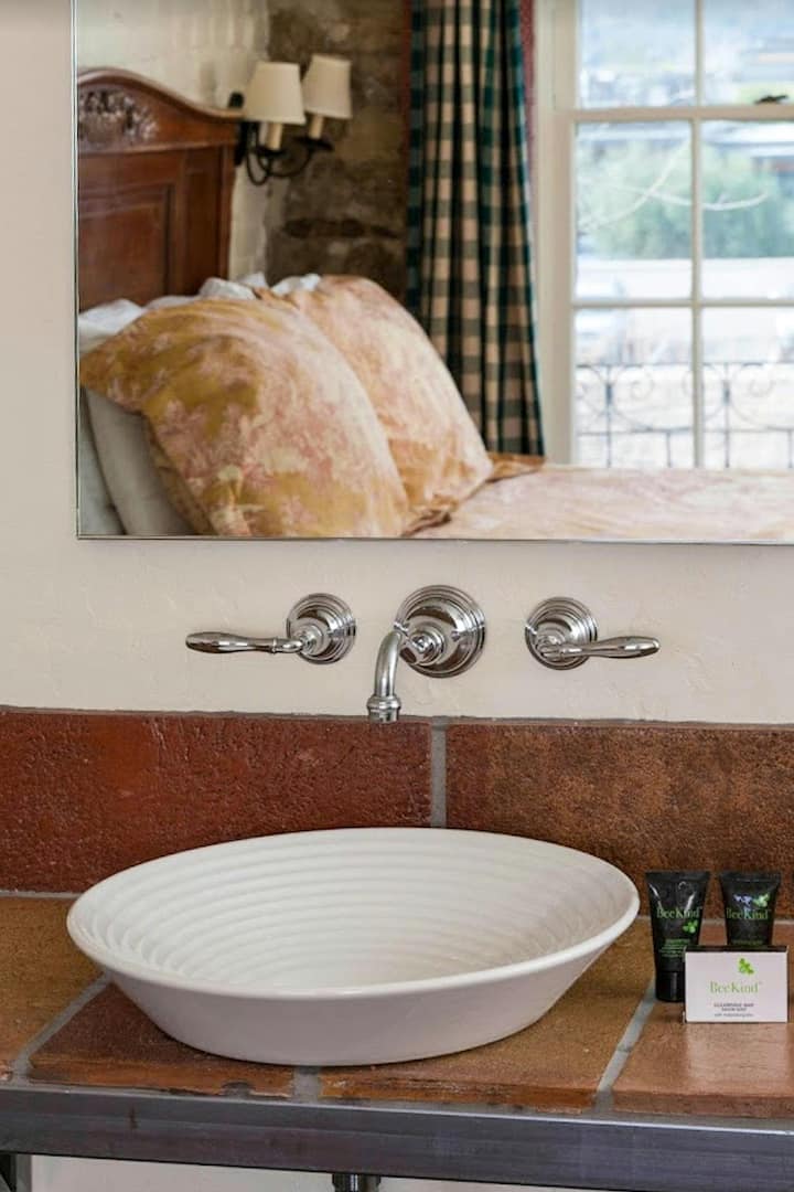 In-room Fireplace & Accessible Features - Yountville, CA