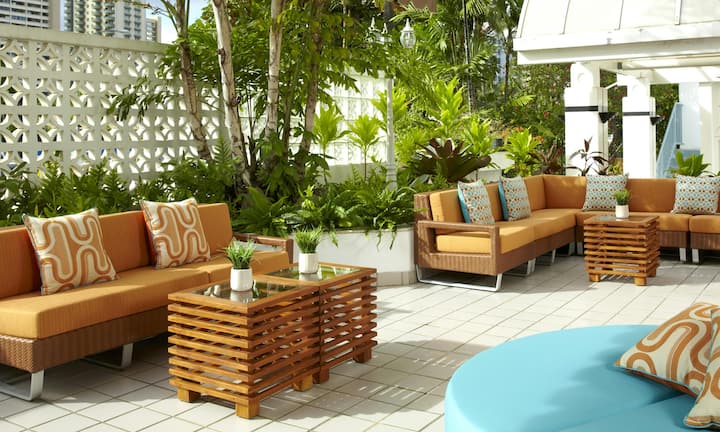 Vibrant, Leisurely Escape Near The Beach - Honolulu, HI