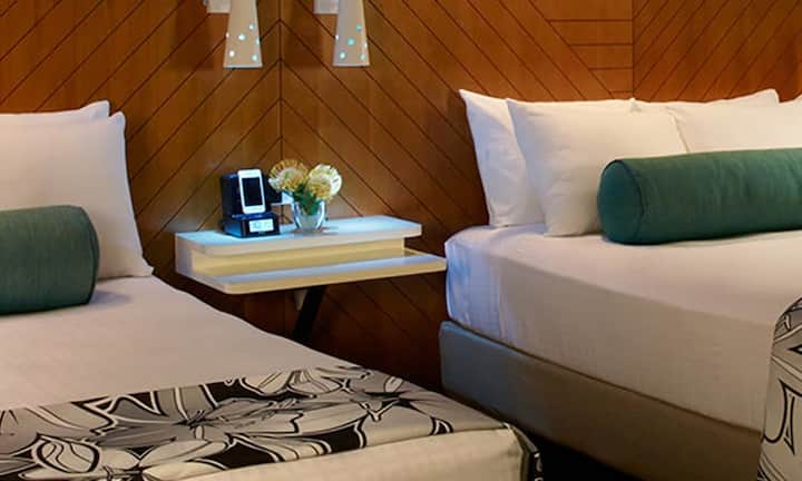 Vibrant, Leisurely Escape Near The Beach - Honolulu, HI