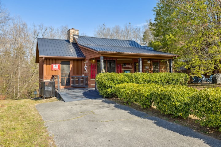Lovey Bear Cabin W/ Hot Tub – Near Soaky Mountain - Sevierville, TN