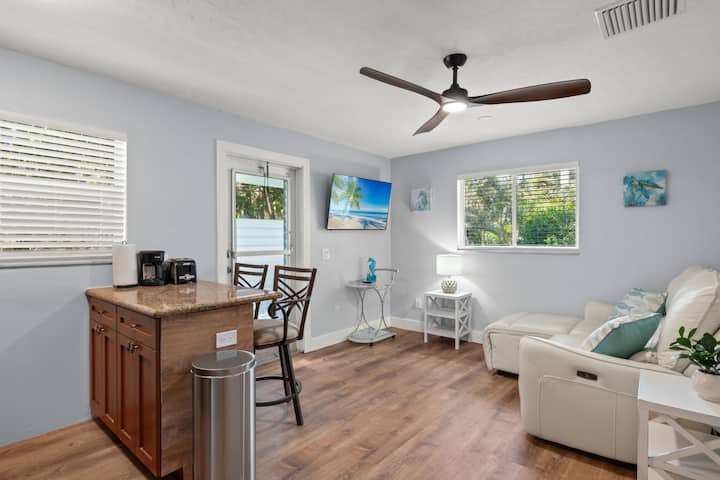 New! 2/2 Royal Bungalow Near Beach With Hot Tub! - Vineyards, FL