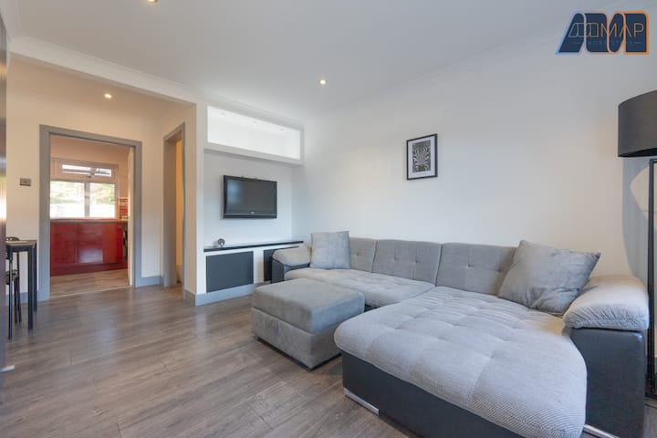 Easy Access To Glasgow Edinburgh With 2 Car Spaces - Livingston