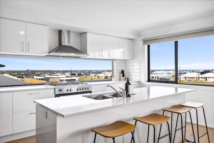 Spacious Family Home With Pool And Ocean Views - Torquay