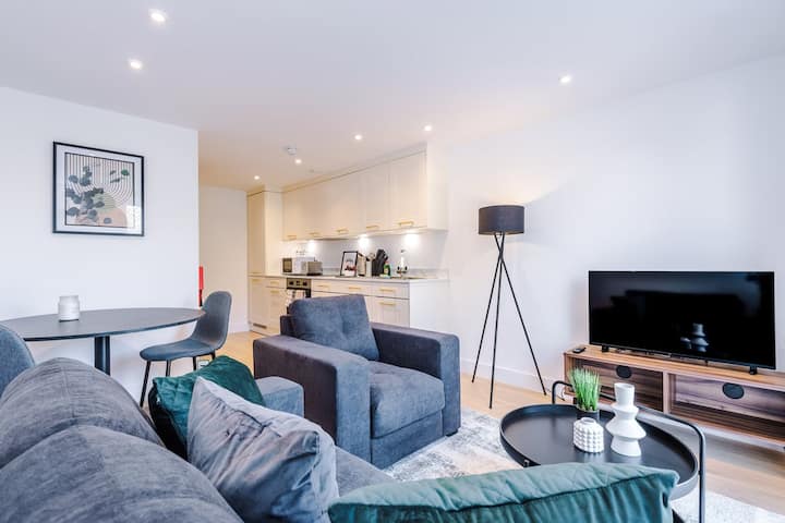 Chic 1-bed Retreat In Central Sale - Sale