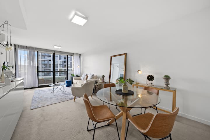 Elegant 2-bed With Pool, Alfresco Dining & Balcony - Canberra