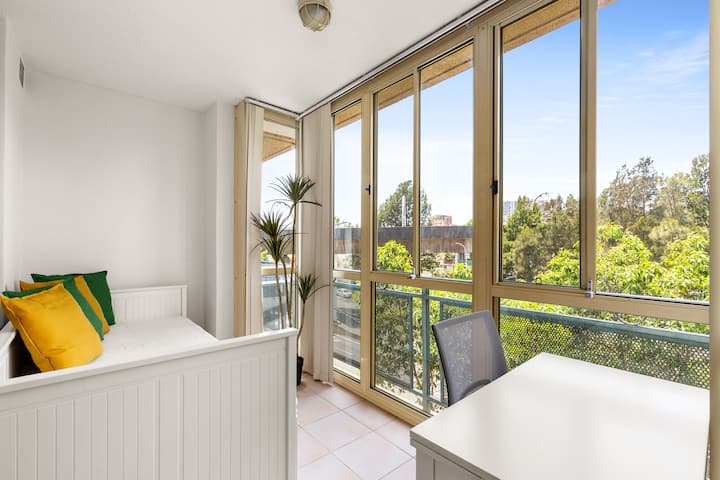 Green Views & Great Location: Inner-city 1-bed - Willoughby