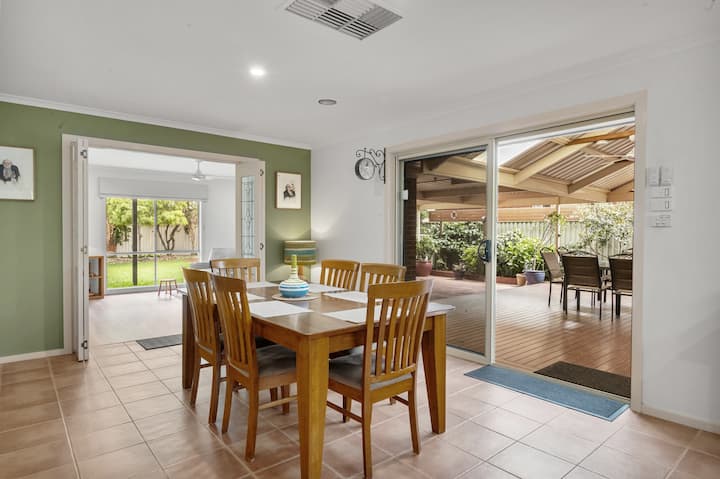 Charming 3-bed Family Home With Amazing Garden - Werribee