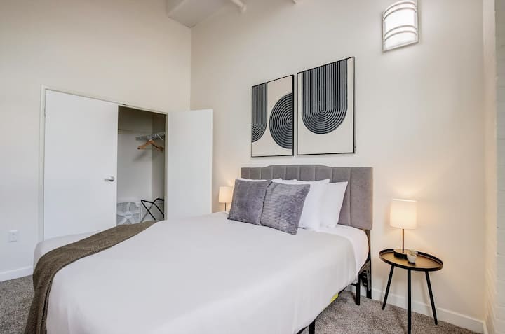 Two Cozysuites Apartment With Skybridge Access #4 - Indianapolis, IN