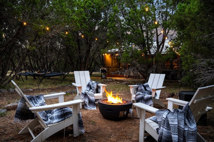 Intimate Riverside Cabin With Hot Tub - Wimberley, TX