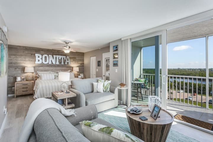 Stunning Studio Oceanfront 7th-floor | Balcony - Bonita Springs, FL