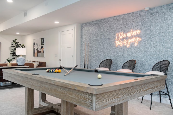 Stunning 5br Villa, Large Hot Tub & Scenic Yard! - Omaha, NE