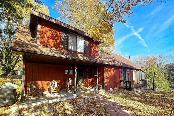 Riverfront 2br & Loft| Views | Gas Grill| Firepit - Thompsonville, MI