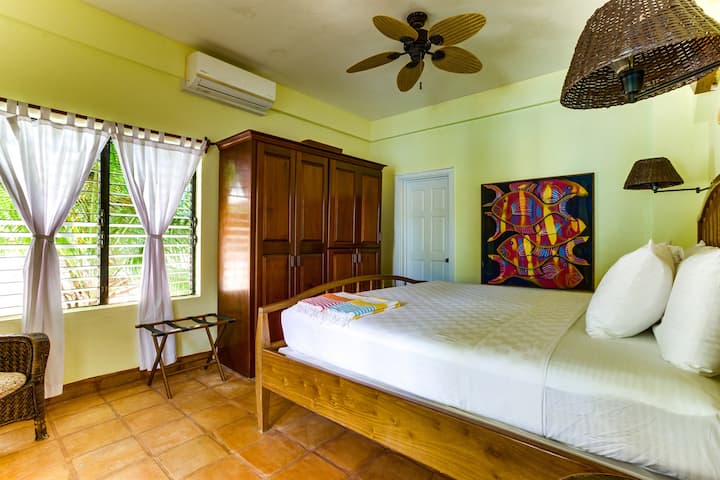 Tbs 37 Beachside-resort Style With Pool, 1 Bedroom - Belize