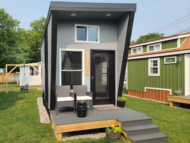 Vineyard House - Tiny Digs Lakeshore - Muskegon, MI