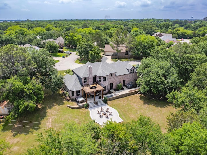 Luxury 6br Lake Home + Hot Tub + Pool Coming Soon - Denton, TX
