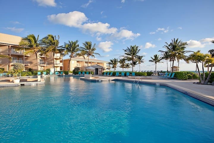 4 Spacious Units! Direct Beach Access, Pool Onsite - Cayman Islands