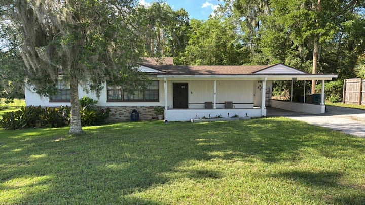 Leaning Oak Bungalow - Ocala, FL
