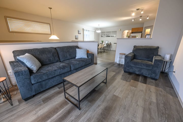 King Bed | Workspace | Fast Wi-fi | Long Stays Ok -